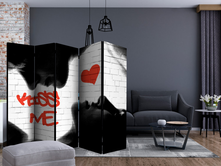 Il paravento design Kiss me II - coppia e iscrizioni su muro di mattoni ...